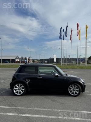 Black MINI One 2005 in Riga, with an engine capacity of 1.60 L and mileage of 201 thousand km for 3290 €, photo 4 on AUTOMOTO.COM.LV