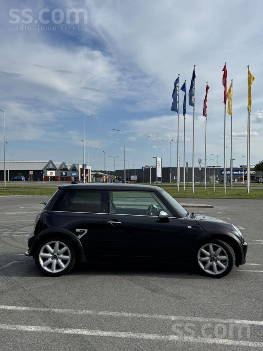 Black MINI One 2005 in Riga, with an engine capacity of 1.60 L and mileage of 201 thousand km for 3290 €, photo 4 on AUTOMOTO.COM.LV