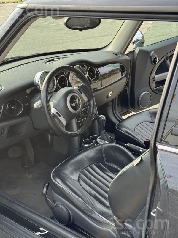 Black MINI One 2005 in Riga, with an engine capacity of 1.60 L and mileage of 201 thousand km for 3290 €, photo 5 on AUTOMOTO.COM.LV