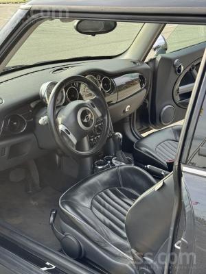Black MINI One 2005 in Riga, with an engine capacity of 1.60 L and mileage of 201 thousand km for 3290 €, photo 6 on AUTOMOTO.COM.LV