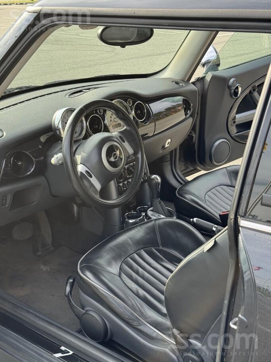 Black MINI One 2005 in Riga, with an engine capacity of 1.60 L and mileage of 201 thousand km for 3290 €, photo 6 on AUTOMOTO.COM.LV