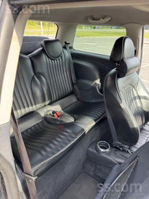 Black MINI One 2005 in Riga, with an engine capacity of 1.60 L and mileage of 201 thousand km for 3290 €, photo 8 on AUTOMOTO.COM.LV