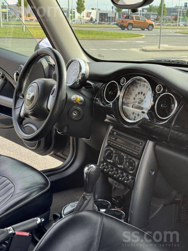 Black MINI One 2005 in Riga, with an engine capacity of 1.60 L and mileage of 201 thousand km for 3290 €, photo 8 on AUTOMOTO.COM.LV