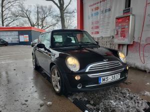 Black MINI One 2005 in Riga, with an engine capacity of 1.60 L and mileage of 210 thousand km for 900 €, photo 3 on AUTOMOTO.COM.LV