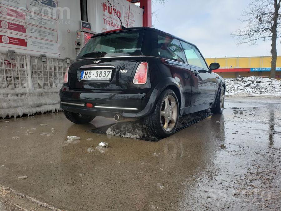 Black MINI One 2005 in Riga, with an engine capacity of 1.60 L and mileage of 210 thousand km for 900 €, photo 4 on AUTOMOTO.COM.LV