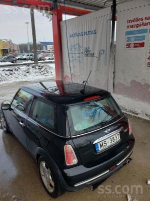 Black MINI One 2005 in Riga, with an engine capacity of 1.60 L and mileage of 210 thousand km for 900 €, photo 5 on AUTOMOTO.COM.LV