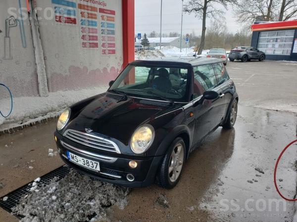 Black MINI One 2005 in Riga, with an engine capacity of 1.60 L and mileage of 210 thousand km for 900 €, photo 6 on AUTOMOTO.COM.LV