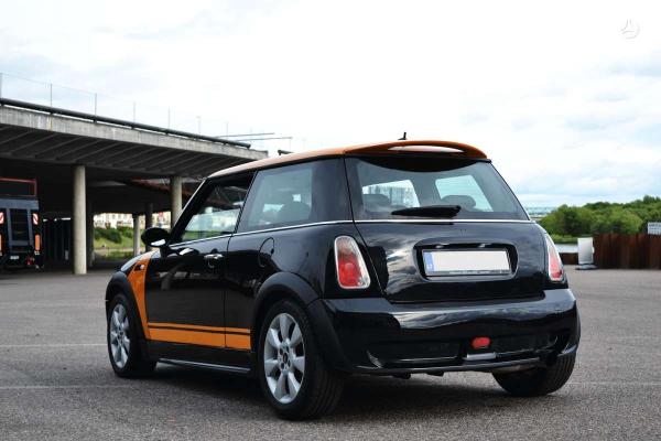 Black MINI One 2007 in Kaunas, with an engine capacity of 1.60 L and mileage of 238 thousand km for 1800 €, photo 5 on AUTOMOTO.COM.LV