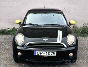 Black MINI One 2009 in Riga, with an engine capacity of 1.40 L and mileage of 222 thousand km for 2590 €, photo 3 on AUTOMOTO.COM.LV