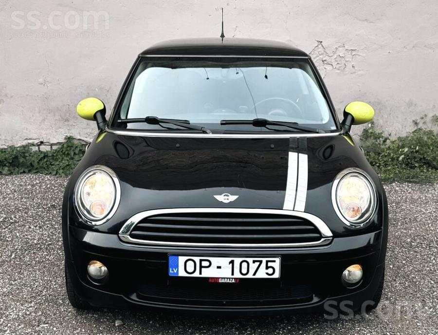 Black MINI One 2009 in Riga, with an engine capacity of 1.40 L and mileage of 222 thousand km for 2590 €, photo 3 on AUTOMOTO.COM.LV