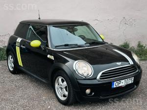 Black MINI One 2009 in Riga, with an engine capacity of 1.40 L and mileage of 222 thousand km for 2590 €, photo 4 on AUTOMOTO.COM.LV