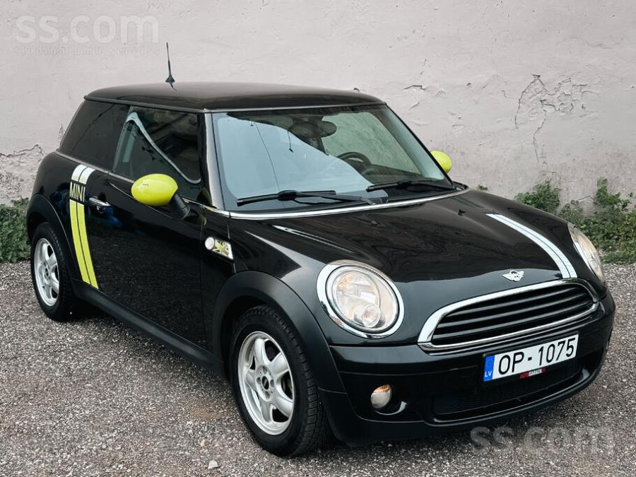 Black MINI One 2009 in Riga, with an engine capacity of 1.40 L and mileage of 222 thousand km for 2590 €, photo 4 on AUTOMOTO.COM.LV