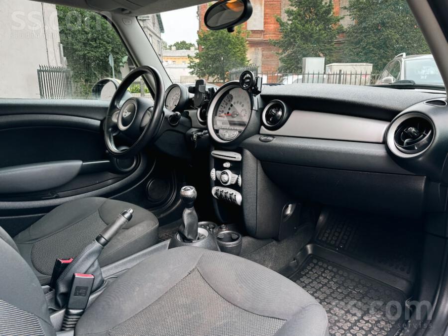 Black MINI One 2009 in Riga, with an engine capacity of 1.40 L and mileage of 222 thousand km for 2590 €, photo 8 on AUTOMOTO.COM.LV