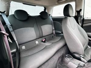 Black MINI One 2009 in Riga, with an engine capacity of 1.40 L and mileage of 222 thousand km for 2590 €, photo 11 on AUTOMOTO.COM.LV