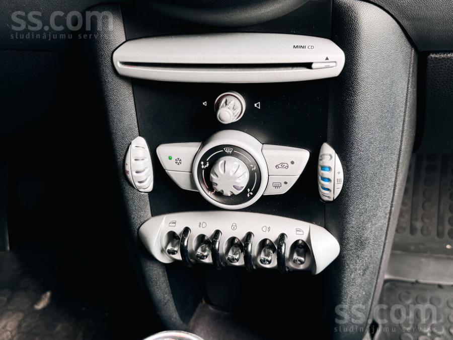 Black MINI One 2009 in Riga, with an engine capacity of 1.40 L and mileage of 222 thousand km for 2590 €, photo 12 on AUTOMOTO.COM.LV