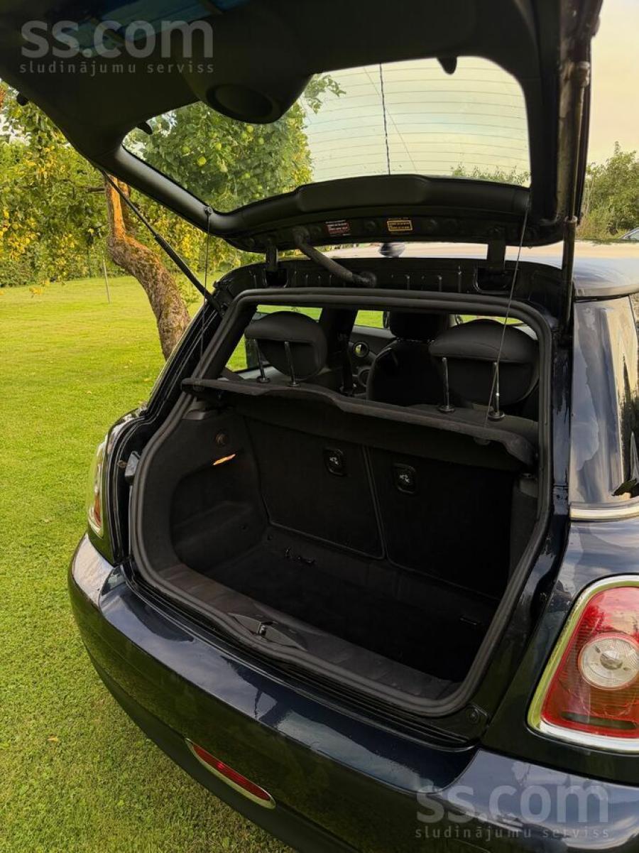 Black MINI One 2009 in Riga, with an engine capacity of 1.40 L and mileage of 122 thousand km for 3000 €, photo 4 on AUTOMOTO.COM.LV