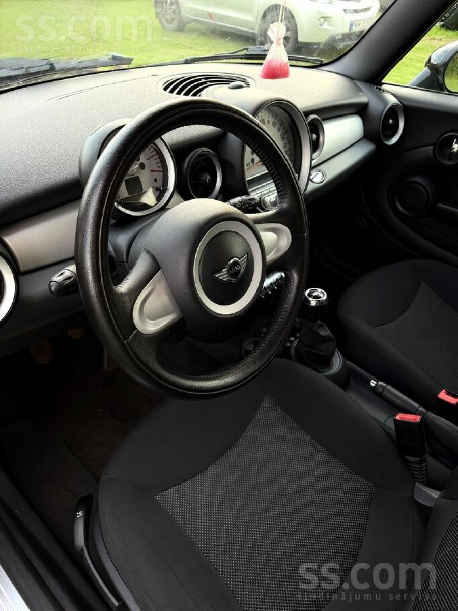 Black MINI One 2009 in Riga, with an engine capacity of 1.40 L and mileage of 122 thousand km for 3000 €, photo 5 on AUTOMOTO.COM.LV