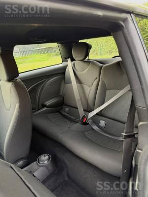 Black MINI One 2009 in Riga, with an engine capacity of 1.40 L and mileage of 122 thousand km for 3000 €, photo 6 on AUTOMOTO.COM.LV
