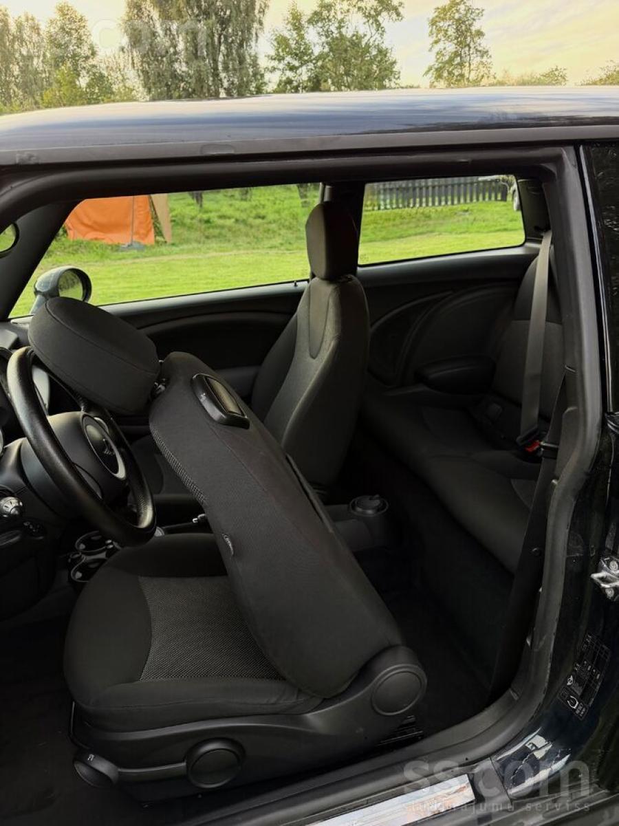 Black MINI One 2009 in Riga, with an engine capacity of 1.40 L and mileage of 122 thousand km for 3000 €, photo 7 on AUTOMOTO.COM.LV