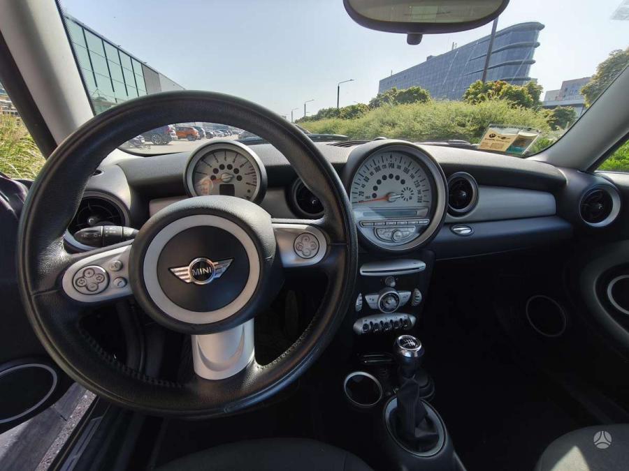 Black MINI One 2009 in Vilnius, with an engine capacity of 1.40 L and mileage of 193 thousand km for 3850 €, photo 9 on AUTOMOTO.COM.LV