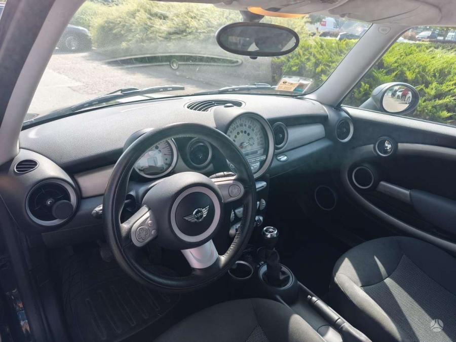 Black MINI One 2009 in Vilnius, with an engine capacity of 1.40 L and mileage of 193 thousand km for 3850 €, photo 10 on AUTOMOTO.COM.LV