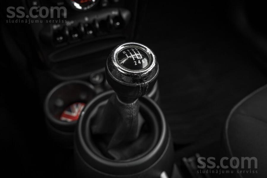 Black MINI One 2013 in Riga, with an engine capacity of 1.60 L and mileage of 209 thousand km for 5700 €, photo 20 on AUTOMOTO.COM.LV