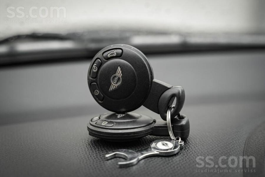 Black MINI One 2013 in Riga, with an engine capacity of 1.60 L and mileage of 209 thousand km for 5700 €, photo 24 on AUTOMOTO.COM.LV
