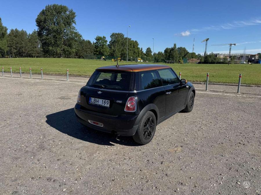 Black MINI One 2013 in Mazeikiai, with an engine capacity of 1.60 L and mileage of 167 thousand km for 3200 €, photo 4 on AUTOMOTO.COM.LV
