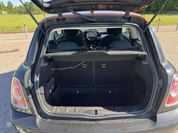 Black MINI One 2013 in Mazeikiai, with an engine capacity of 1.60 L and mileage of 167 thousand km for 3200 €, photo 7 on AUTOMOTO.COM.LV