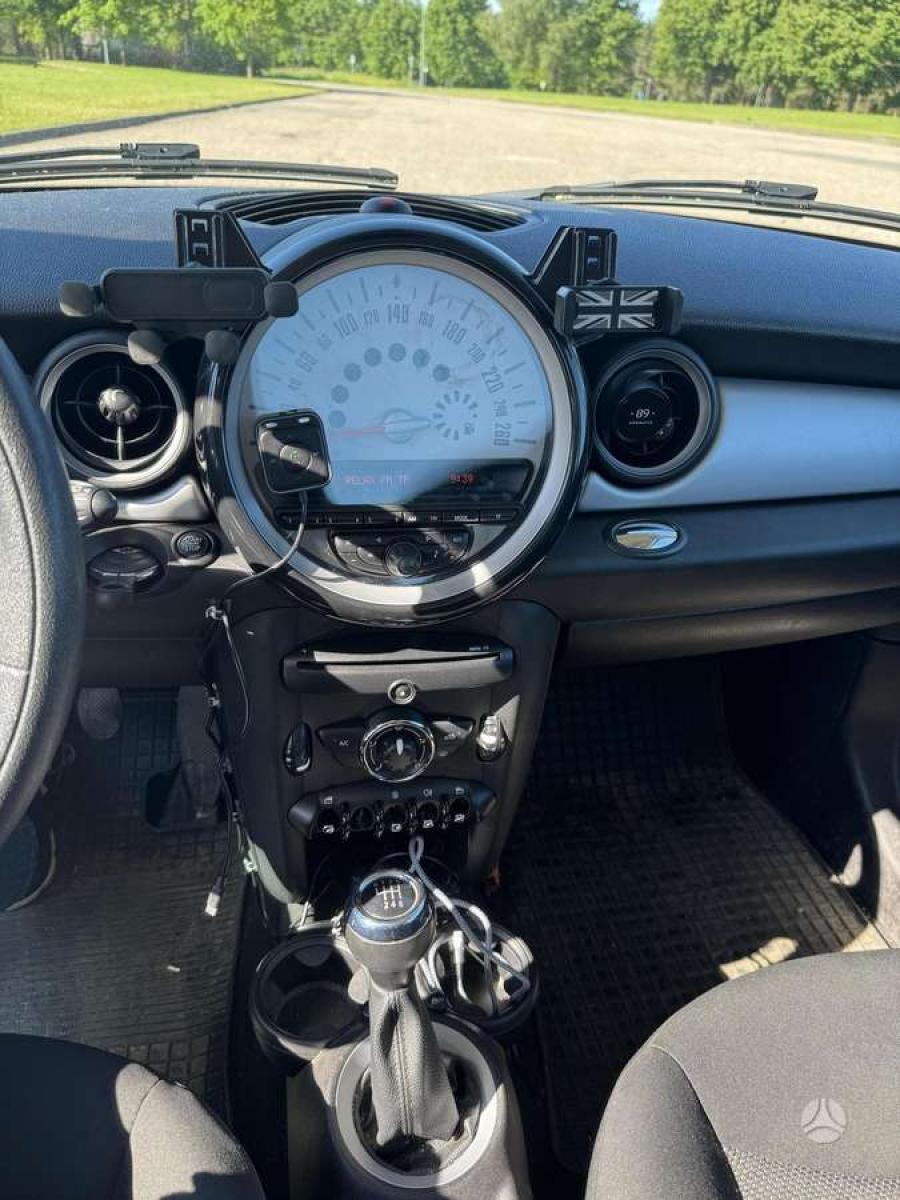 Black MINI One 2013 in Mazeikiai, with an engine capacity of 1.60 L and mileage of 167 thousand km for 3200 €, photo 11 on AUTOMOTO.COM.LV