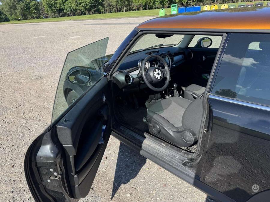 Black MINI One 2013 in Mazeikiai, with an engine capacity of 1.60 L and mileage of 167 thousand km for 3200 €, photo 12 on AUTOMOTO.COM.LV