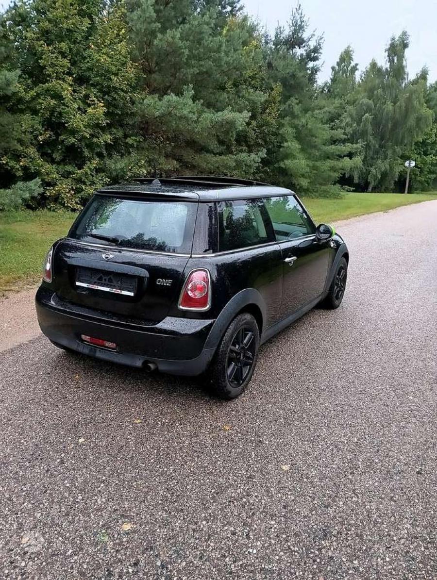 Black MINI One 2013 in Ukmerge, with an engine capacity of 1.60 L and mileage of 185 thousand km for 3350 €, photo 5 on AUTOMOTO.COM.LV