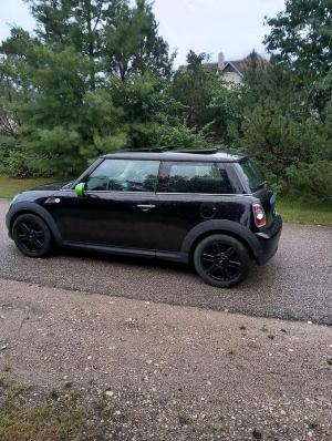 Black MINI One 2013 in Ukmerge, with an engine capacity of 1.60 L and mileage of 185 thousand km for 3350 €, photo 8 on AUTOMOTO.COM.LV