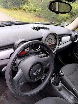 Black MINI One 2013 in Ukmerge, with an engine capacity of 1.60 L and mileage of 185 thousand km for 3350 €, photo 12 on AUTOMOTO.COM.LV