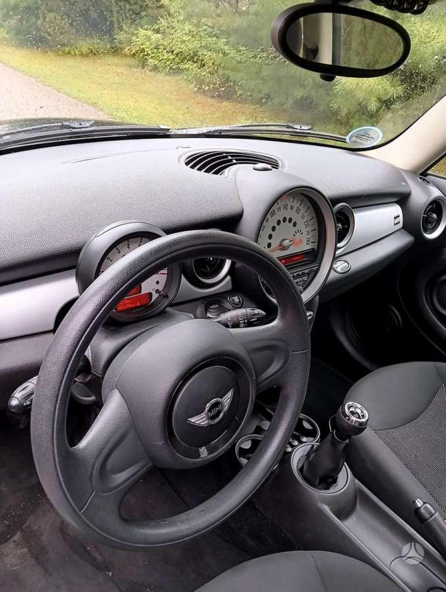 Black MINI One 2013 in Ukmerge, with an engine capacity of 1.60 L and mileage of 185 thousand km for 3350 €, photo 12 on AUTOMOTO.COM.LV