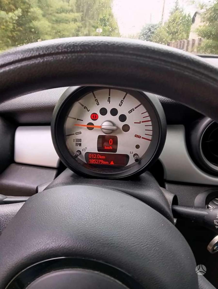 Black MINI One 2013 in Ukmerge, with an engine capacity of 1.60 L and mileage of 185 thousand km for 3350 €, photo 14 on AUTOMOTO.COM.LV