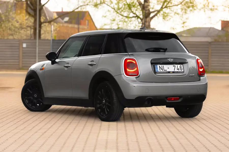 Brown MINI One 2018 in Jelgava, with an engine capacity of 1.50 L and mileage of 210 thousand km for 8700 €, photo 5 on AUTOMOTO.COM.LV