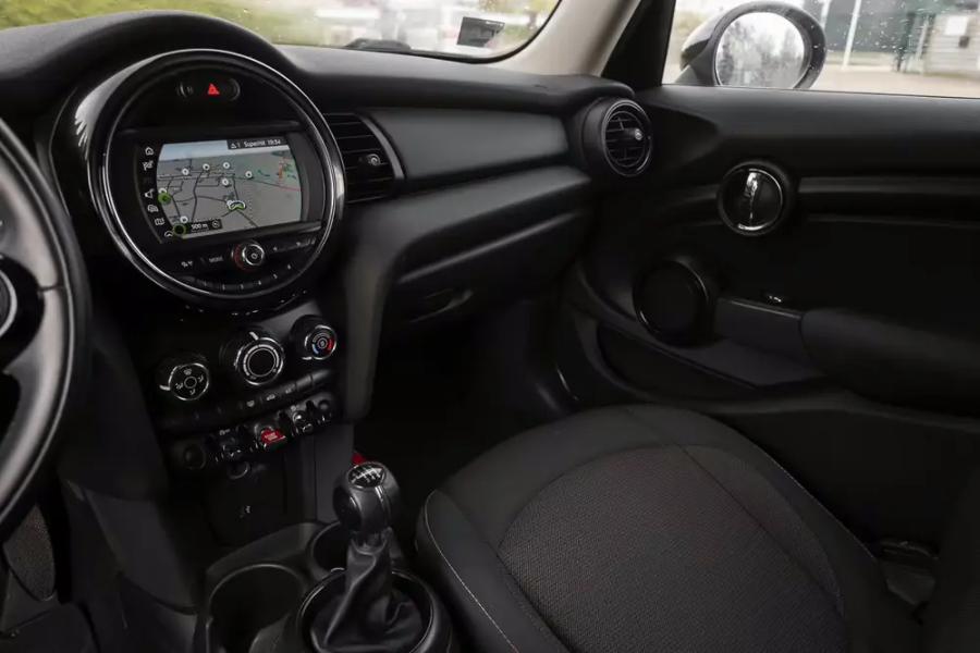 Brown MINI One 2018 in Jelgava, with an engine capacity of 1.50 L and mileage of 210 thousand km for 8700 €, photo 11 on AUTOMOTO.COM.LV