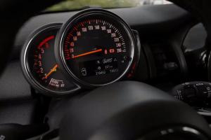 Brown MINI One 2018 in Jelgava, with an engine capacity of 1.50 L and mileage of 210 thousand km for 8700 €, photo 12 on AUTOMOTO.COM.LV