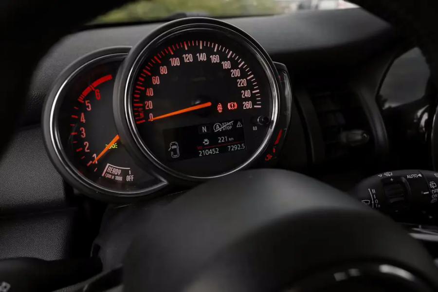 Brown MINI One 2018 in Jelgava, with an engine capacity of 1.50 L and mileage of 210 thousand km for 8700 €, photo 12 on AUTOMOTO.COM.LV