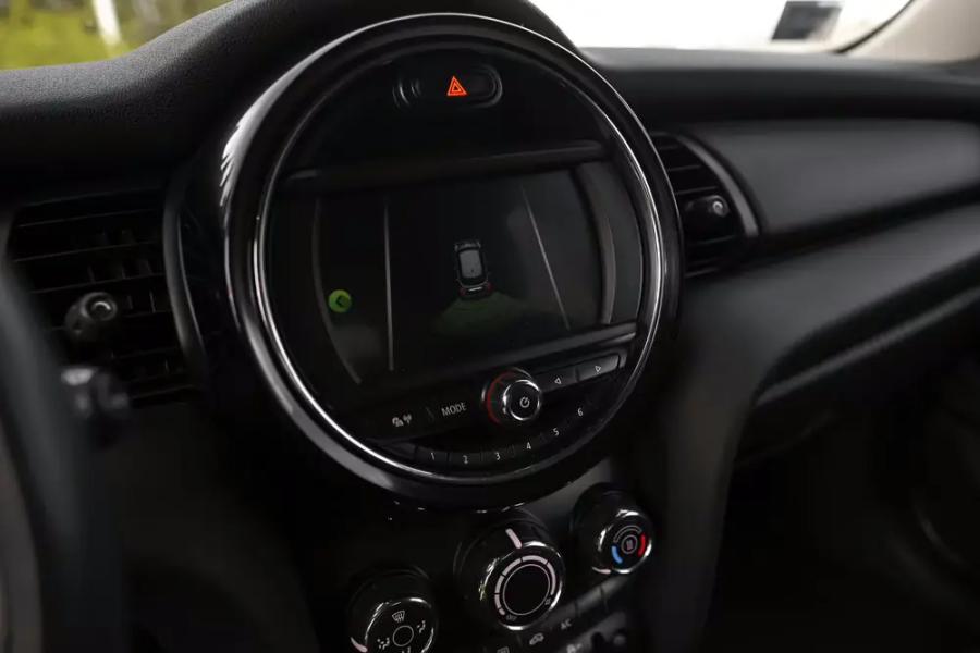 Brown MINI One 2018 in Jelgava, with an engine capacity of 1.50 L and mileage of 210 thousand km for 8700 €, photo 14 on AUTOMOTO.COM.LV