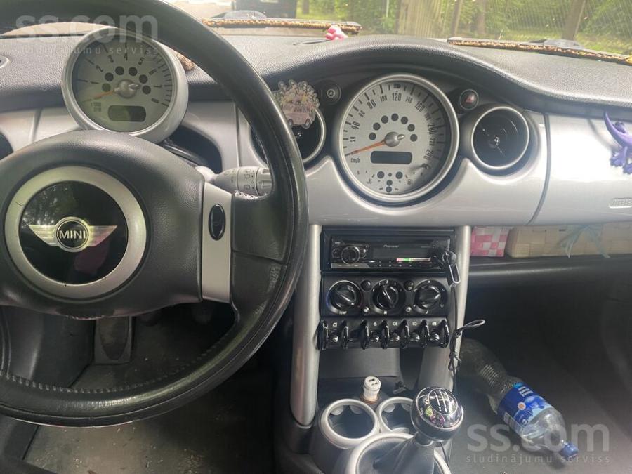Green MINI One 2002 in Riga, with an engine capacity of 1.60 L and mileage of 255 thousand km for 699 €, photo 5 on AUTOMOTO.COM.LV