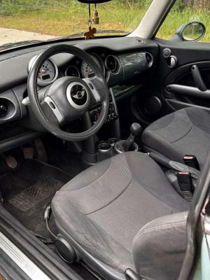 Grey MINI One 2002 in Vilnius, with an engine capacity of 1.60 L and mileage of 202 thousand km for 700 €, photo 6 on AUTOMOTO.COM.LV