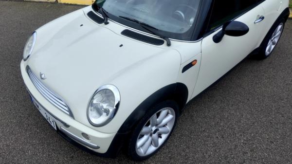 Grey MINI One 2004 in Riga, with an engine capacity of 2.00 L and mileage of 267 thousand km for 2200 €, photo 8 on AUTOMOTO.COM.LV