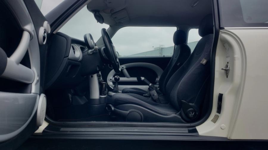 Pelēks MINI One 2004 Rīga, ar dzinēja tilpumu 2.00 L un nobraukumu 267 tūkst. km par 2200 €, foto 13 vietnē AUTOMOTO.COM.LV