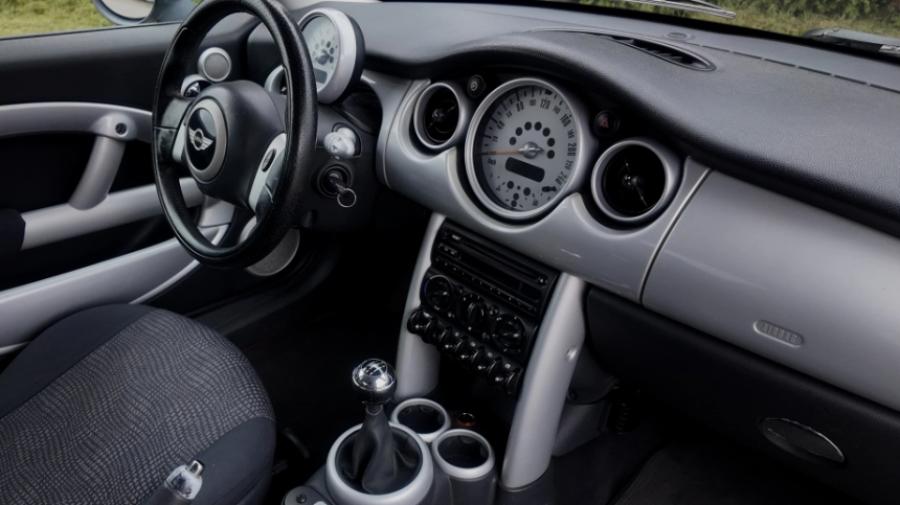 Pelēks MINI One 2004 Rīga, ar dzinēja tilpumu 2.00 L un nobraukumu 267 tūkst. km par 2200 €, foto 16 vietnē AUTOMOTO.COM.LV