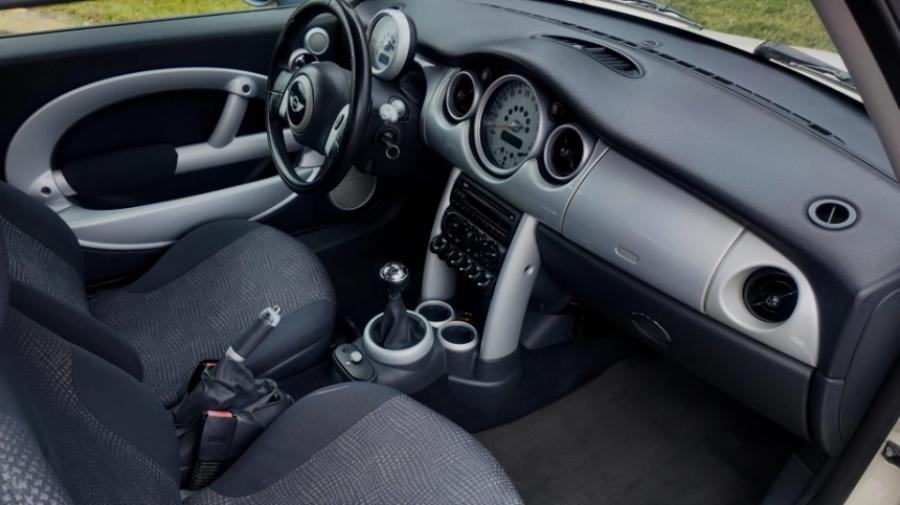 Pelēks MINI One 2004 Rīga, ar dzinēja tilpumu 2.00 L un nobraukumu 267 tūkst. km par 2200 €, foto 17 vietnē AUTOMOTO.COM.LV