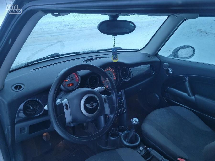 Grey MINI One 2006 in Vilnius, with an engine capacity of 1.40 L and mileage of 271 thousand km for 1350 €, photo 9 on AUTOMOTO.COM.LV