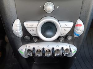 Grey MINI One 2009 in Riga, with an engine capacity of 1.60 L and mileage of 226 thousand km for 4200 €, photo 7 on AUTOMOTO.COM.LV
