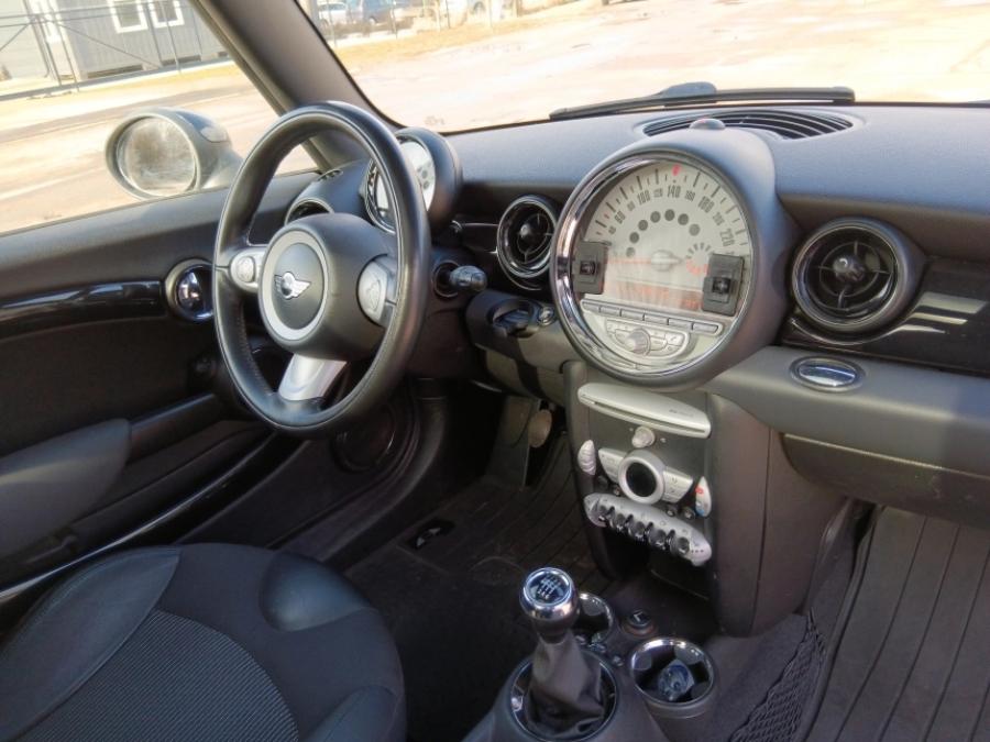 Grey MINI One 2009 in Riga, with an engine capacity of 1.60 L and mileage of 226 thousand km for 4200 €, photo 8 on AUTOMOTO.COM.LV
